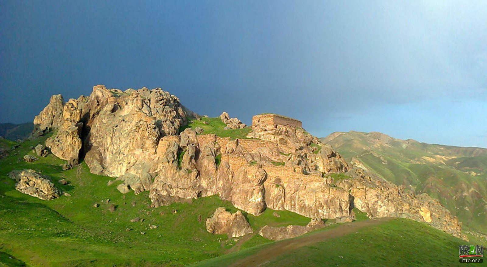 Dokhtar Castle (Qiz Qalasi) Photo Gallery - Iran Travel and Tourism
