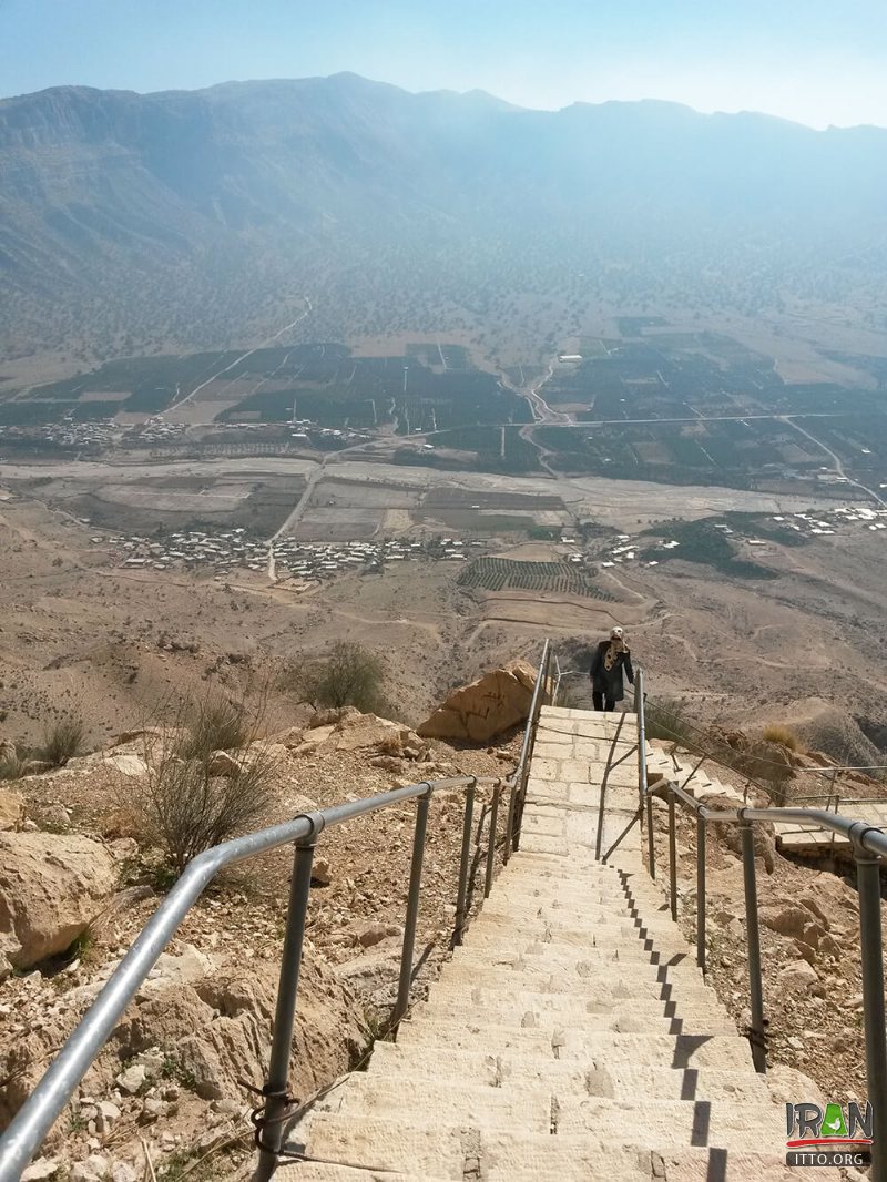 Shapur cave in Tang-e Chogan Photo Gallery - Iran Travel and Tourism