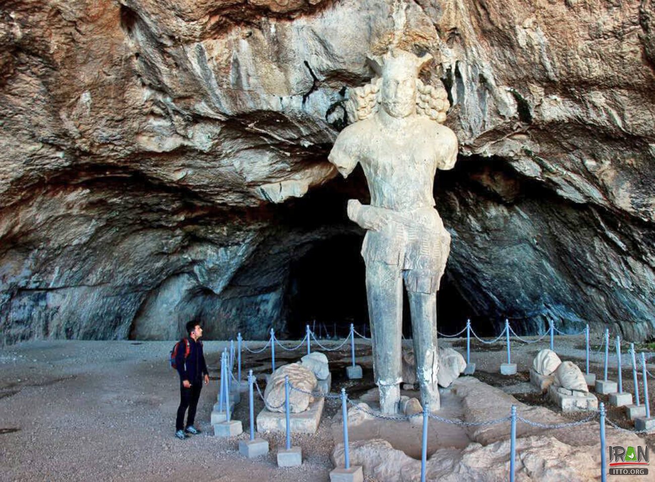Shapur cave in Tang-e Chogan Photo Gallery - Iran Travel and Tourism