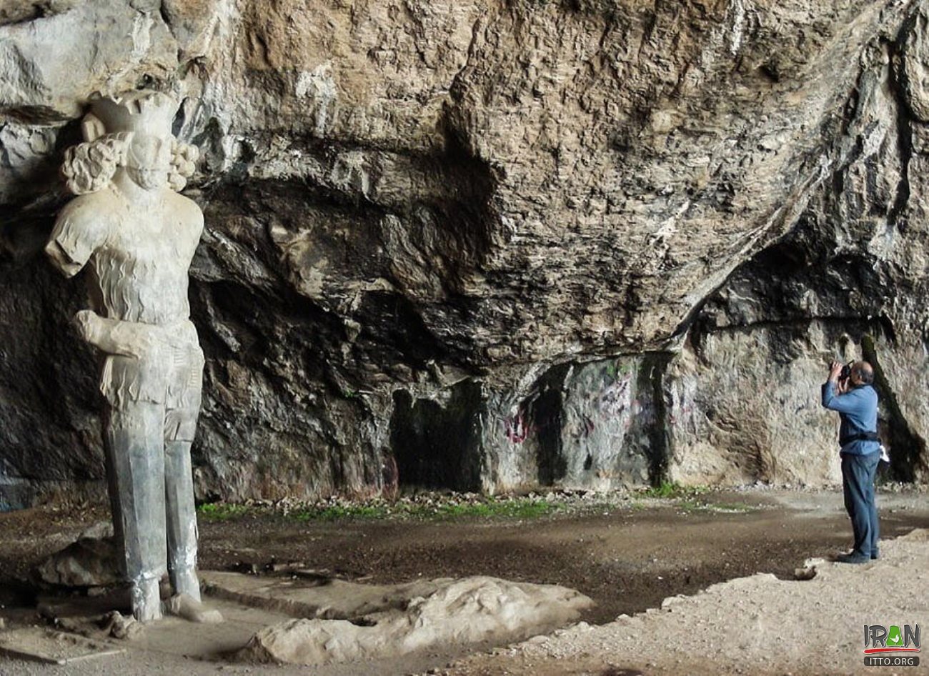 Shapur cave in Tang-e Chogan Photo Gallery - Iran Travel and Tourism