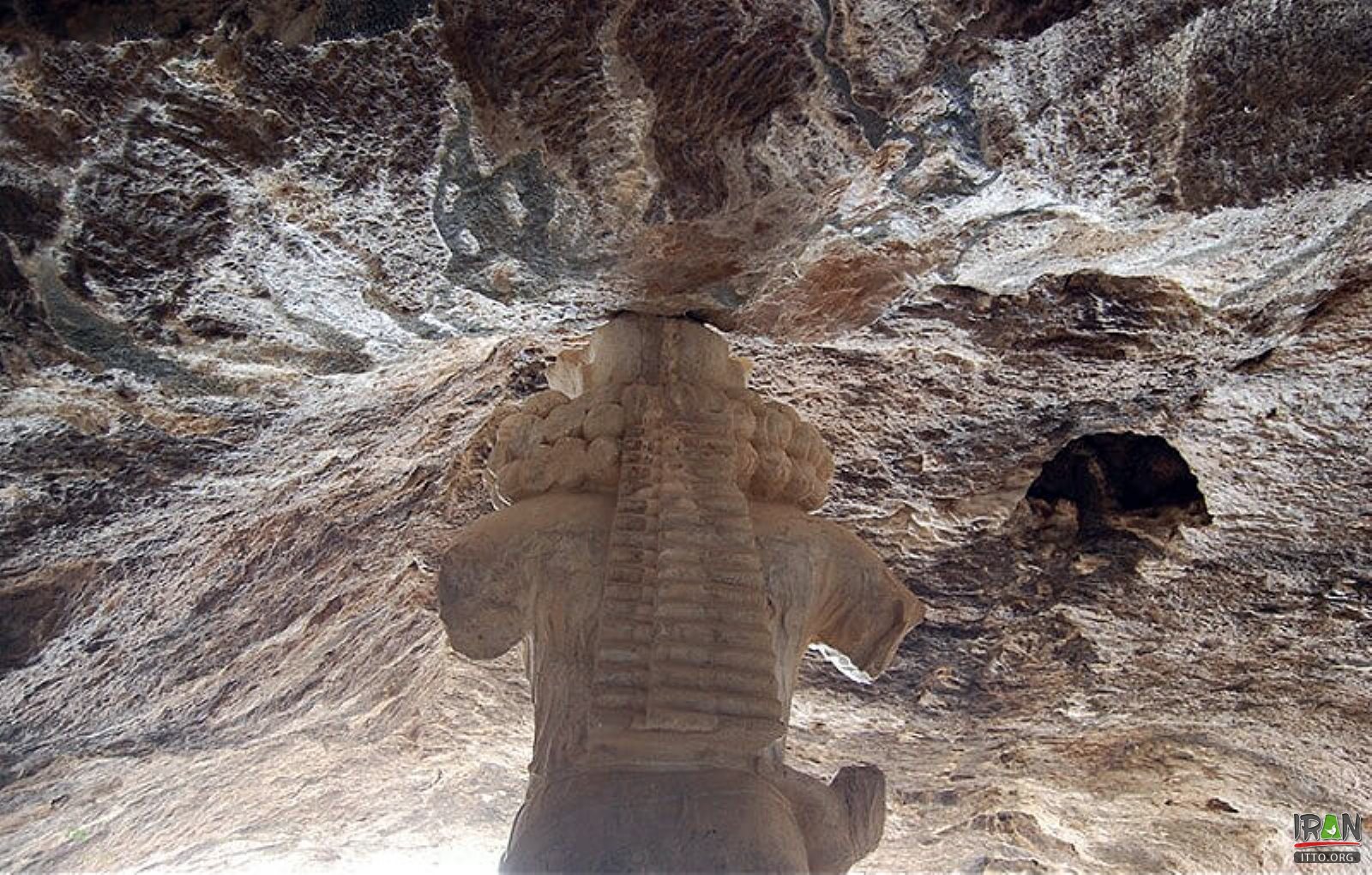 Shapur cave in Tang-e Chogan Photo Gallery - Iran Travel and Tourism
