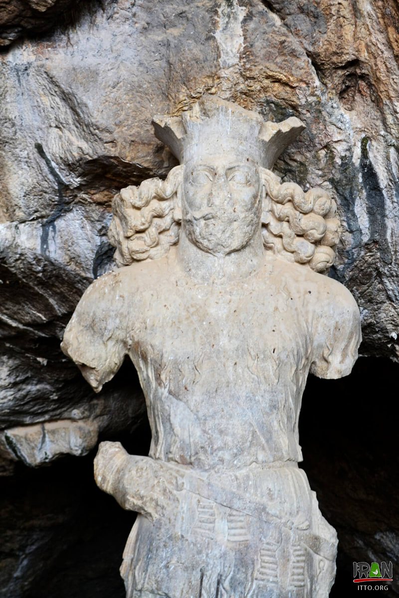 Shapur cave in Tang-e Chogan Photo Gallery - Iran Travel and Tourism
