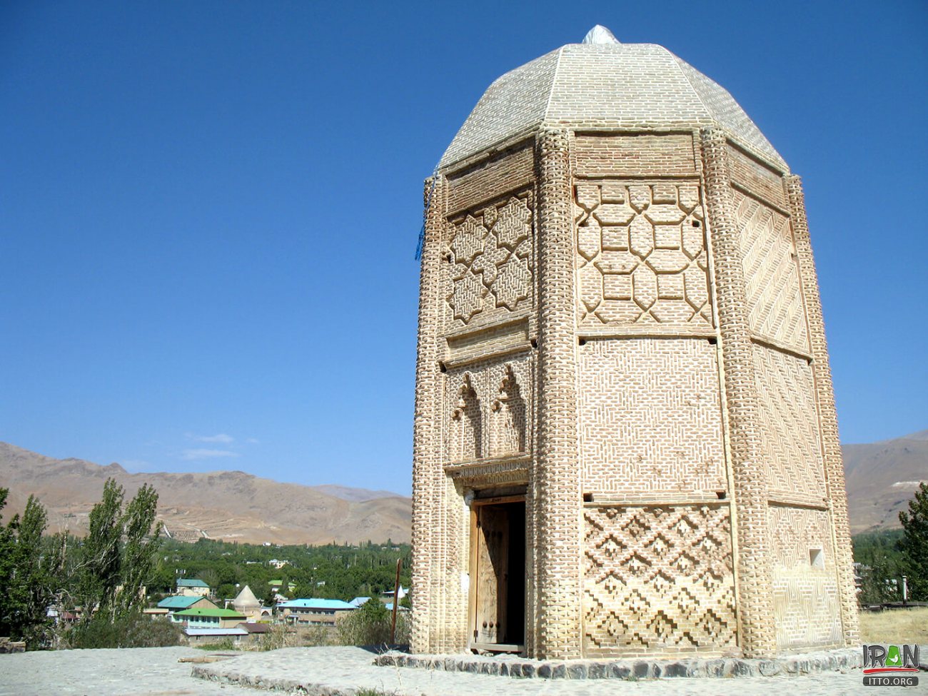 Tomb and Tower of Sheikh Shebeli Photo Gallery - Iran Travel and Tourism
