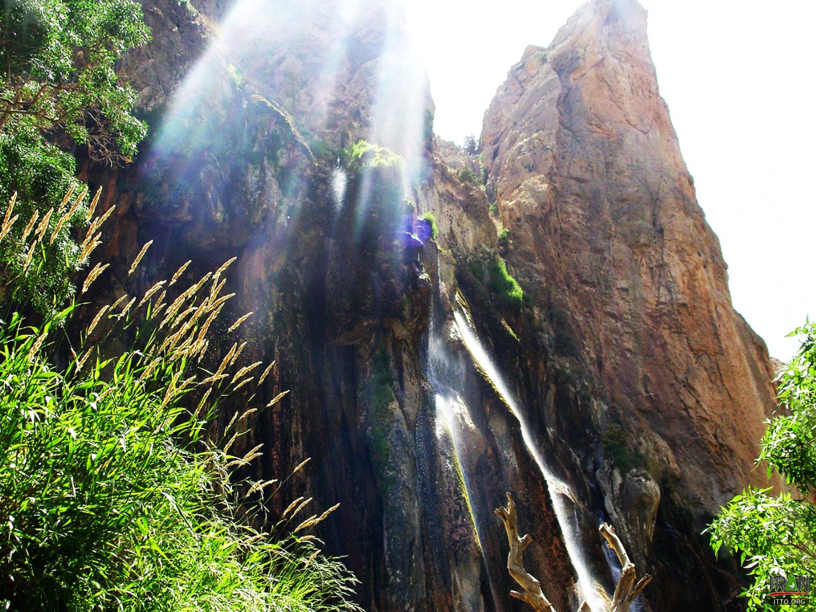Margoon Waterfall Photo Gallery - Iran Travel and Tourism
