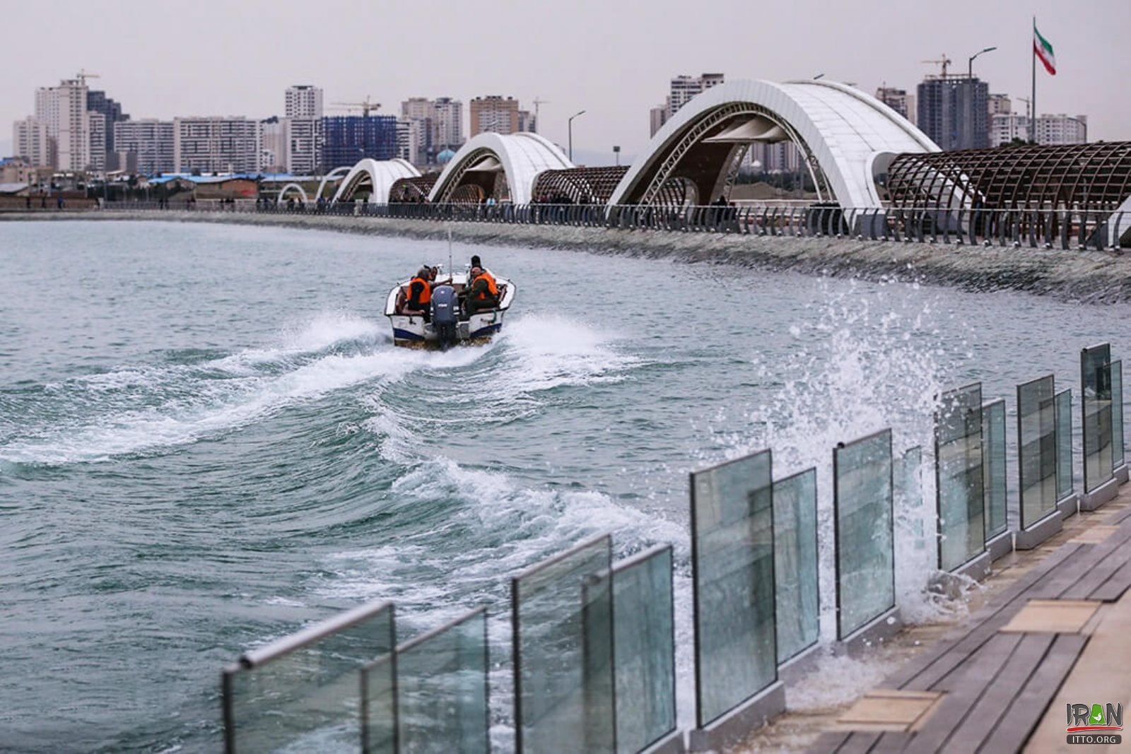 Chitgar Lake (Khalij-e Fars) Photo Gallery - Iran Travel and Tourism