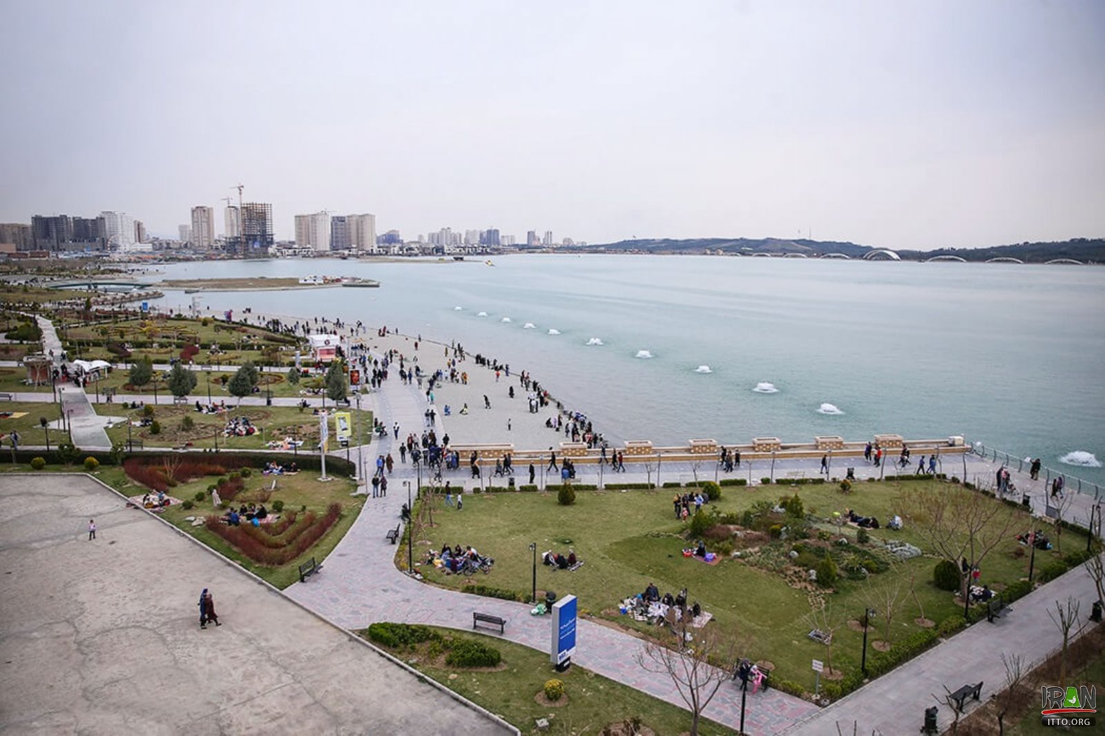 Chitgar Lake (Khalij-e Fars) Photo Gallery - Iran Travel and Tourism