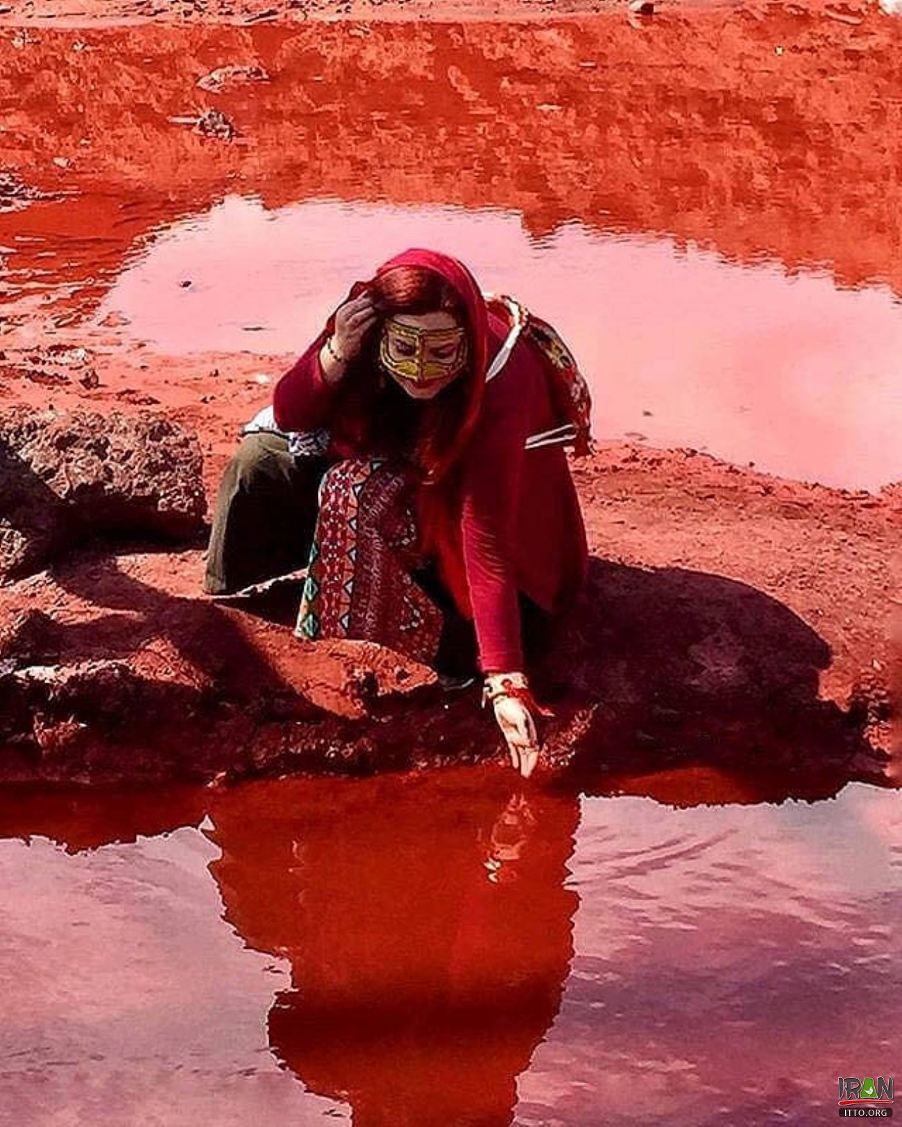 Silver and Red Beach of Hormuz Photo Gallery - Iran Travel and Tourism