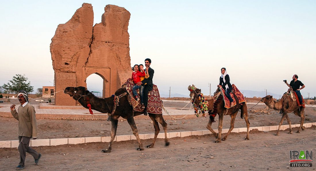 Gate of Farafar Photo Gallery - Iran Travel and Tourism