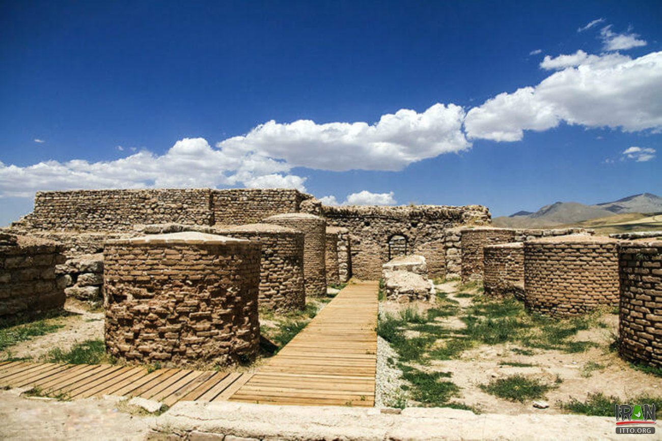 Takht-e-Soleiman Photo Gallery - Iran Travel and Tourism