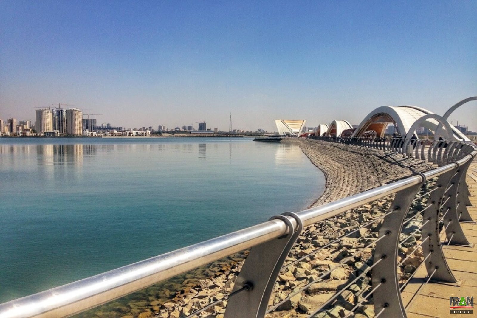 Chitgar Lake (Khalij-e Fars) Photo Gallery - Iran Travel and Tourism