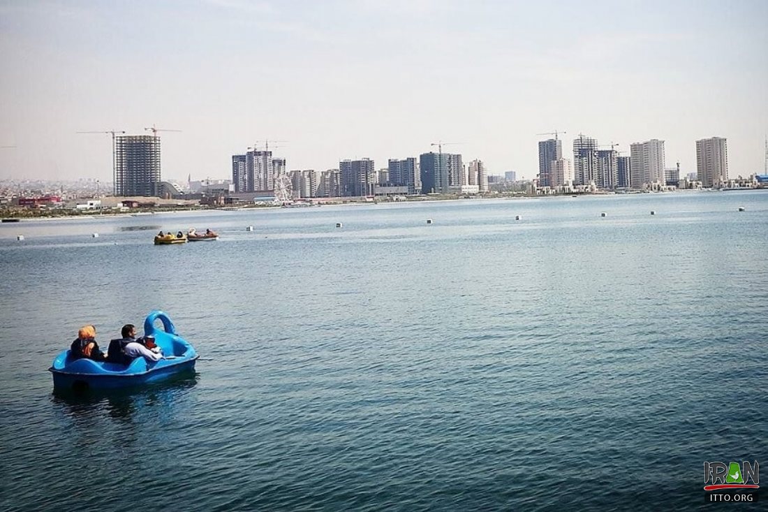 Chitgar Lake (Khalij-e Fars) Photo Gallery - Iran Travel and Tourism